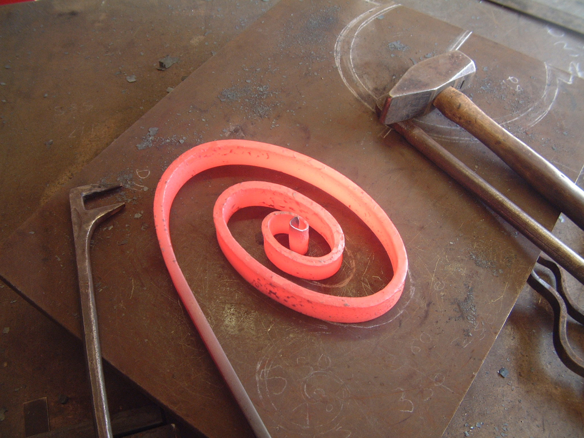 Hot elliptical scroll - James Price Blacksmith Ltd